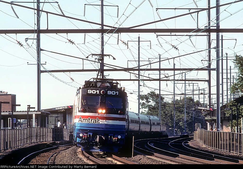 AMTK 901 With A Metroliner